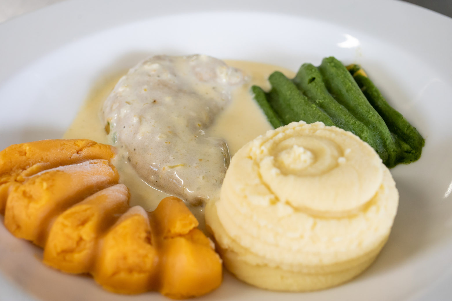 Mealtimes at Regis – Regis Aged Care