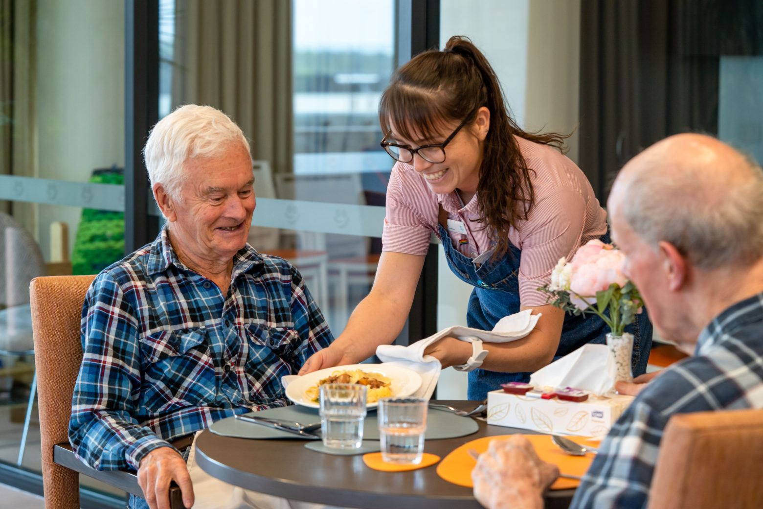 Mealtimes at Regis – Regis Aged Care